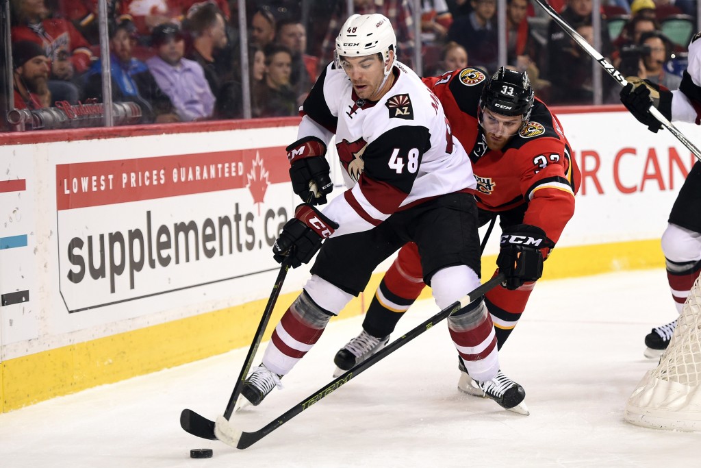 Jordan Martinook Re-Signs With Arizona