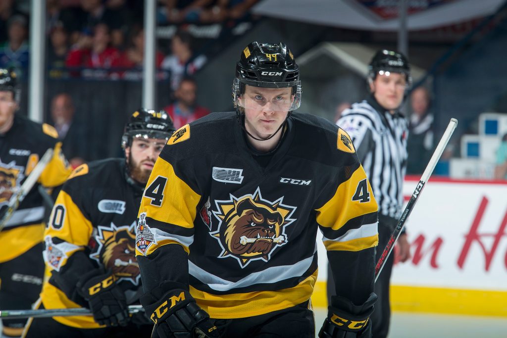 Chicago Blackhawks Sign MacKenzie Entwistle