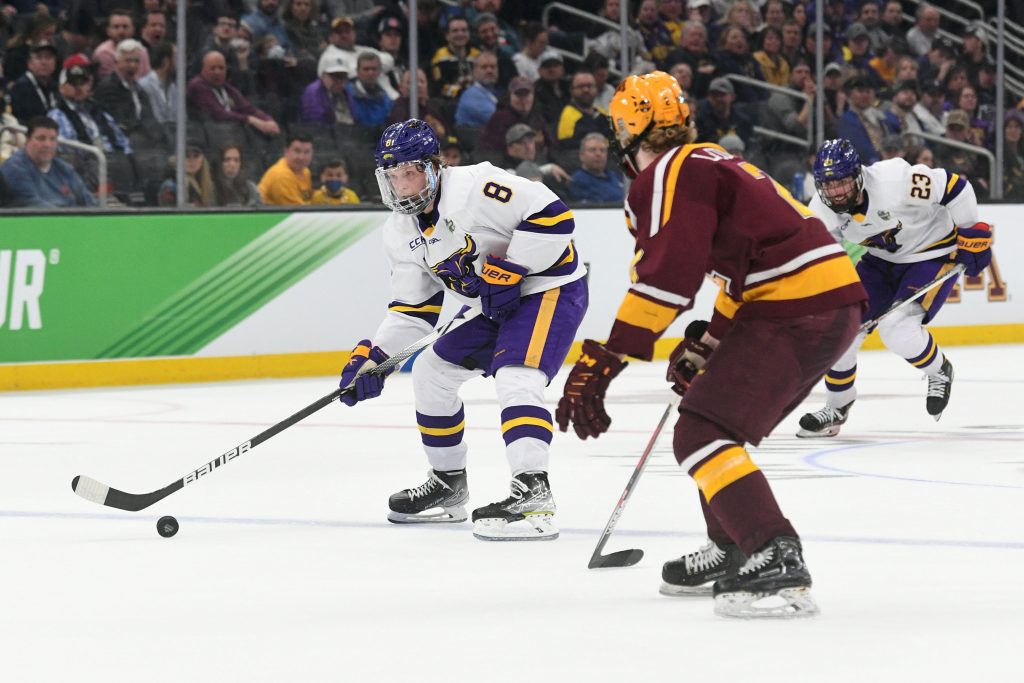 Arizona Coyotes Sign Nathan Smith