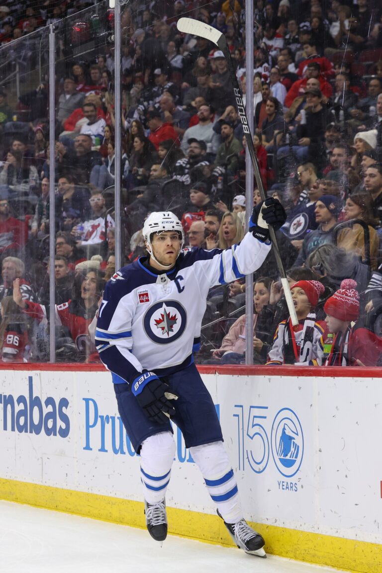 Jets Sign Adam Lowry To Five-Year Contract Extension